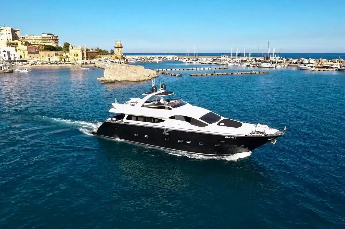 Crewed Motor Yacht SEVEN STARS - Antago 83 - 4 Cabins - Naples - Capri ...