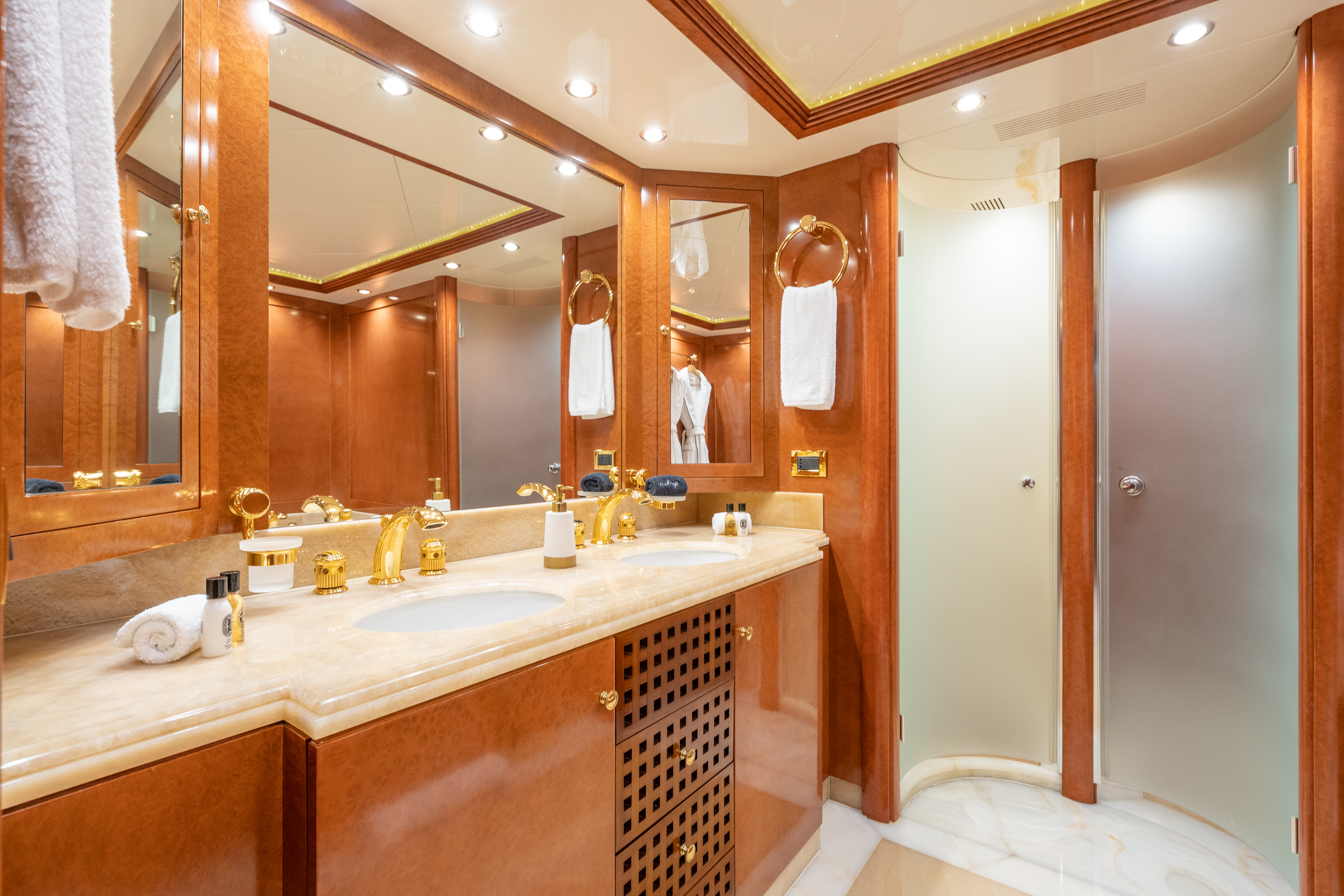 Luxury Crewed Motor Yacht OCEANOS - Mondomarine 49m - 7 Cabins - Nassau ...