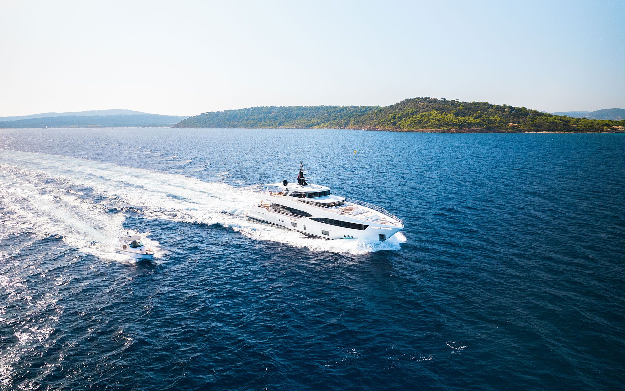 Luxury Crewed Motor Yacht WATERMACHINE - Gulf Craft Majesty 100 - 5 ...