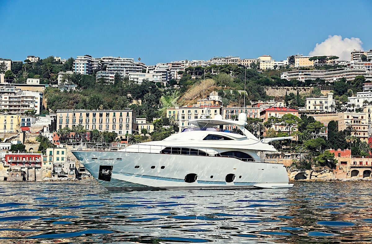 Luxury Crewed Motor Yacht ANNE MARIE - Ferretti Custom Line 97 - 4 ...