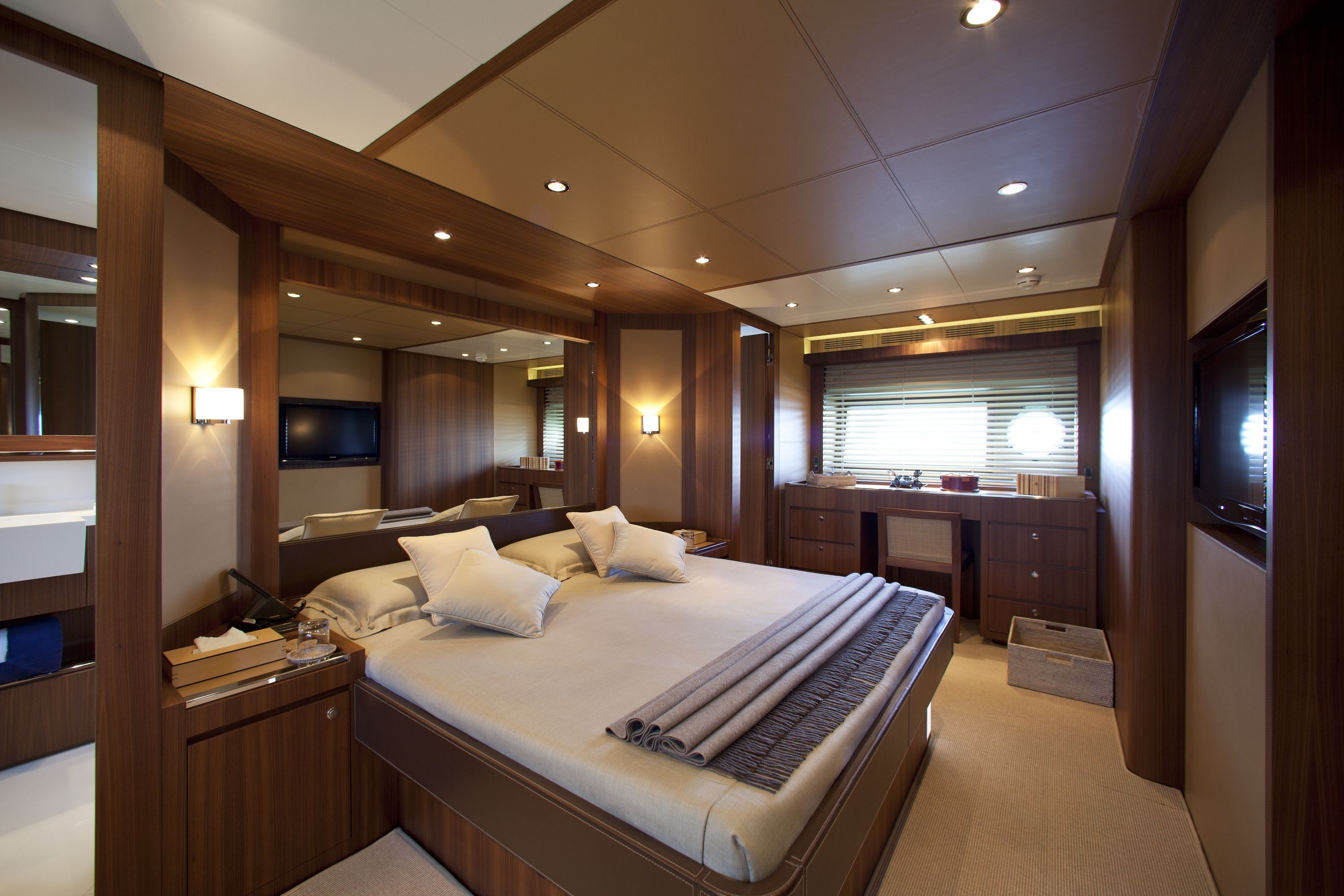Luxury Crewed Motor Yacht ANYTHING GOES IV - Riva Duchessa 92 - 4 ...